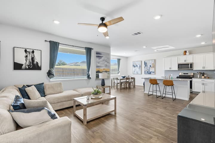 Large Georgetown Home Perfect For Families & Work - Georgetown, TX