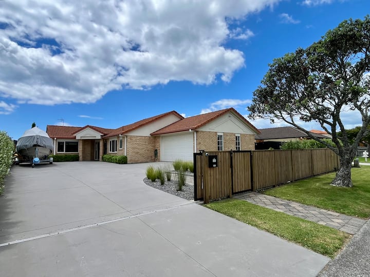 Mount Family Getaway - Pool, Spa & Fun! - Papamoa