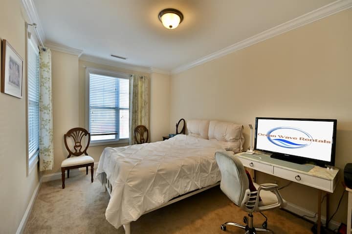 Chic & Bright Cary Home Prime Location,sleeps Well - Cary, NC