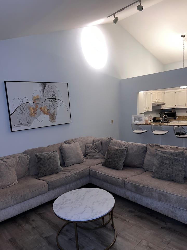 2br Modern, Luxury Townhome | In Crystal Lake, Il - Cary, IL