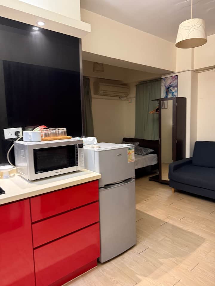 公寓坐落於香港中環著名的商業及娛樂中心蘭桂芳附近,交通方便,各國飲食及文化應有盡有,值得深入了解。 - Hong Kong