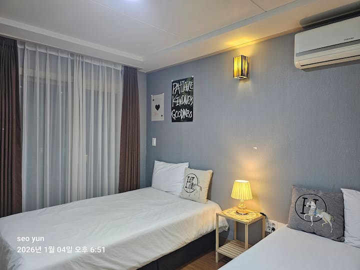 윤스테이1/ 공항5분 / 롯데면세점1분/ 신라면세점6분 / 제원바오젠거리3분 / 넷플릭스 - Jeju