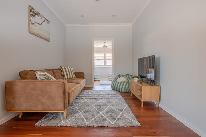 Modern & Family-friendly House In Bluff Point - Geraldton