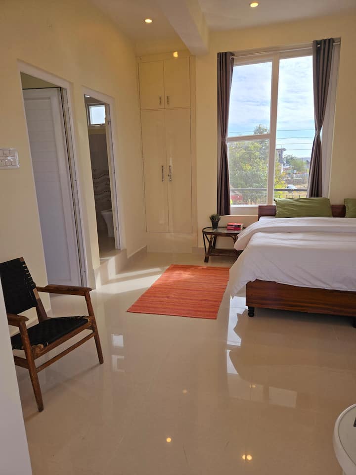 English Ivy: A Mountain Home (Studio) - Bir