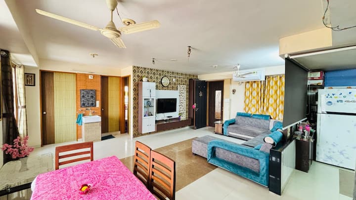 Luxury 3bhk With Master Bedrooms & Big Tv - Vadodara