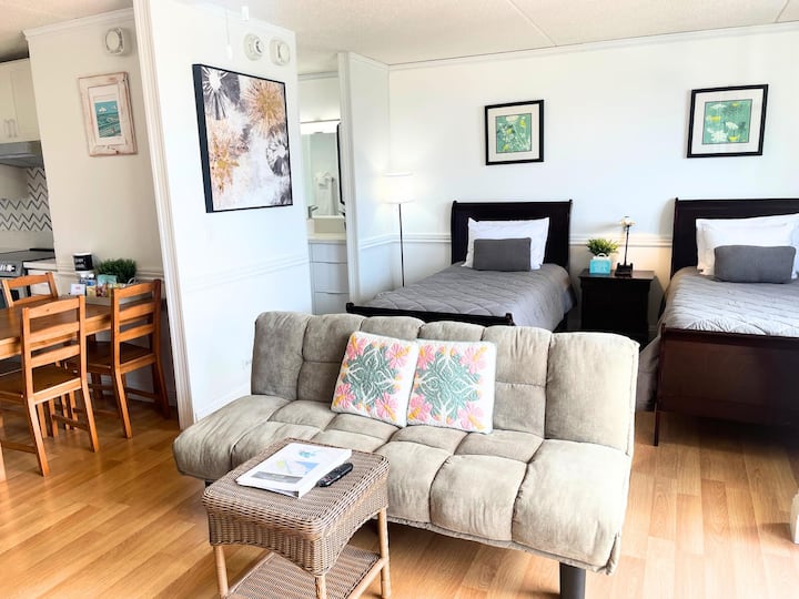 (Oceanviews!) Parking & Wifi Included! Balcony - Honolulu, HI