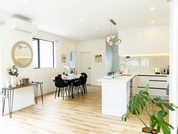 Spacious 4 Beds Home In Prime Convenient Location - Auckland