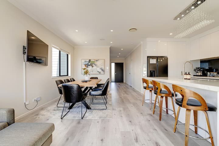Spacious Home | 2 Lounges, Gym & Deck Near Manukau - Auckland