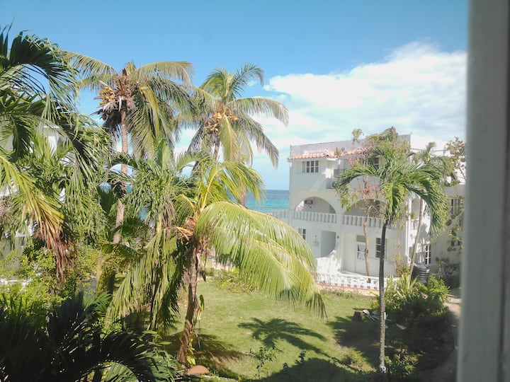 Beachfront Getaway•king Bed•pool•family Friendly - Jamaica