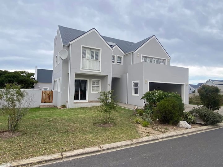 Family Home Close To The Hermanus Cliff Path - Hermanus