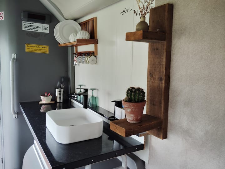 Daisy The Bus (York). Sleep's 4 With Log Burner - York