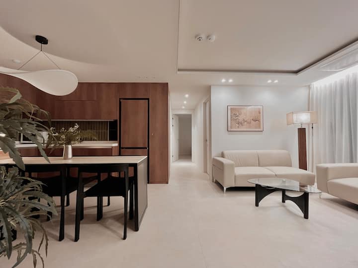 New 홍대 도보5분/ 엘리베이터 있는 신축 건물/ 전통 매듭 디자이너의 집 - Seoul