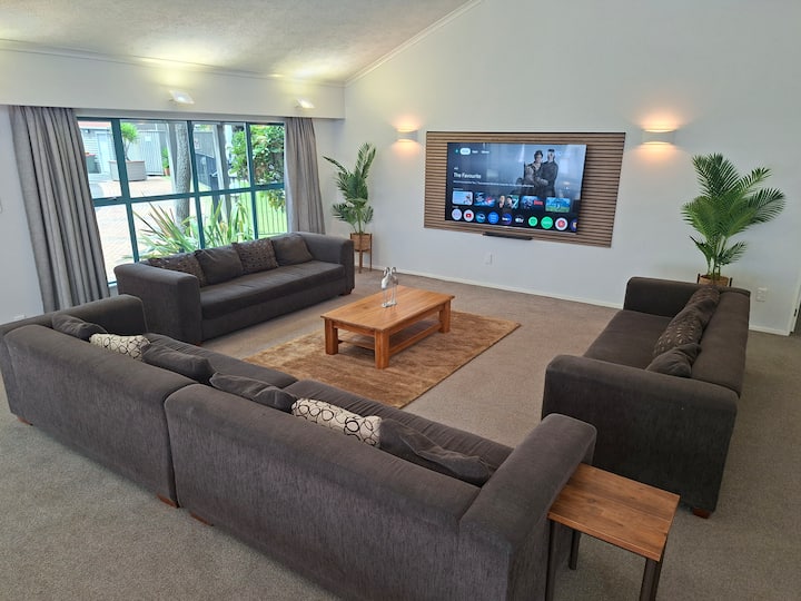 Huge House, Hot Tub & Room For 20 Guests! - Rotorua