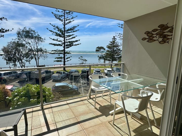 Sunny Beachfront Apartment At Golden Beach - Caloundra