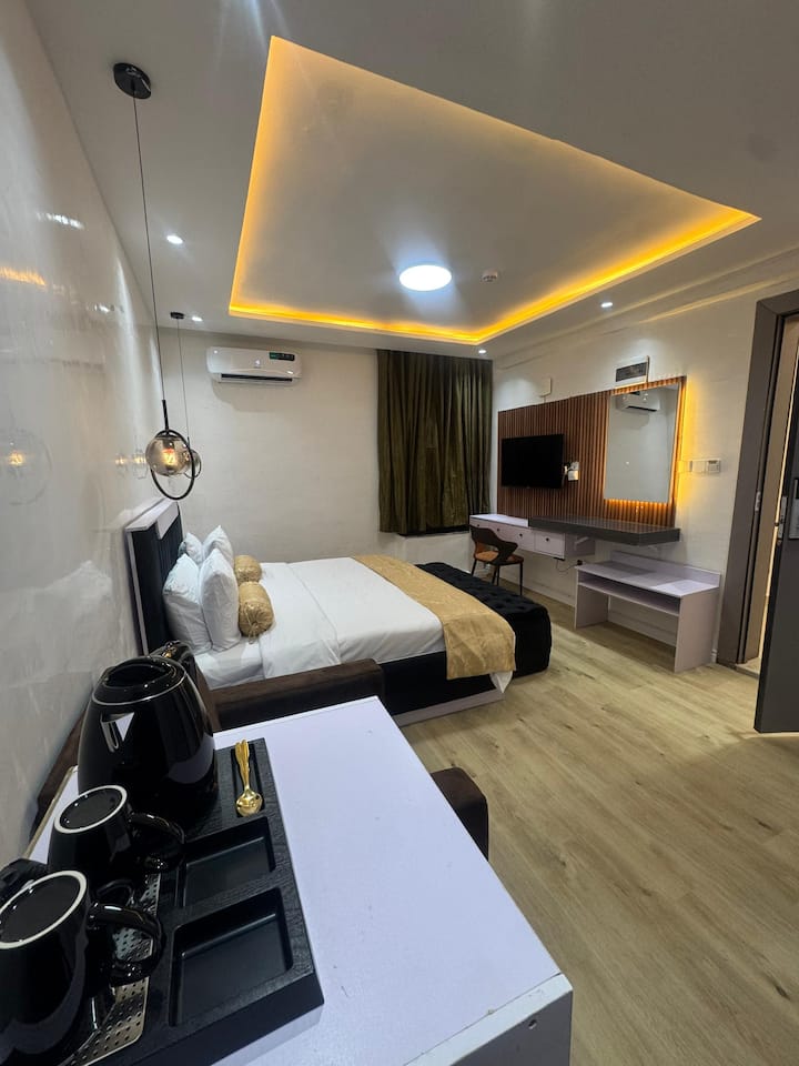 Cozy Deluxe Staycation In Utako - Pool Side Suite - 아부자