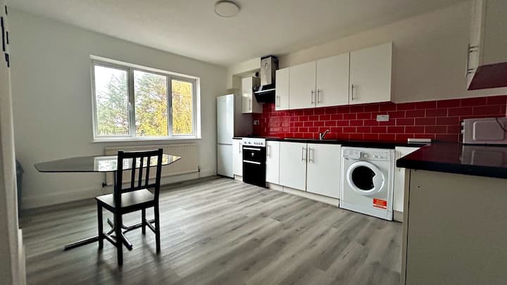 Stunning 5 Bedroom Apartment - Mill Hill Broadway - Cockfosters