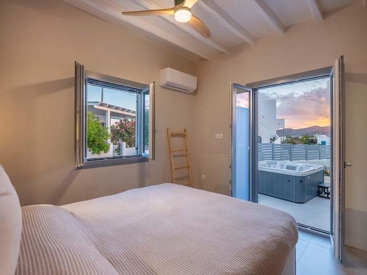 Seaside Modern Home With Jacuzzi - Antiparos