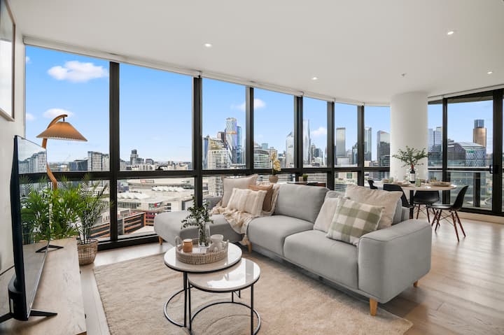 Luxe 2br Retreat • Panoramic Views & 2x Parking - Williamstown