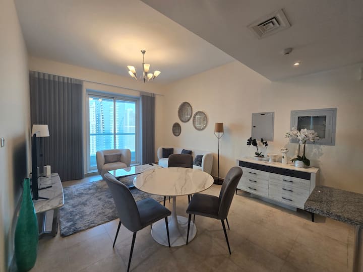 Bright And Spacious Apartment Located In Jlt - Dubái