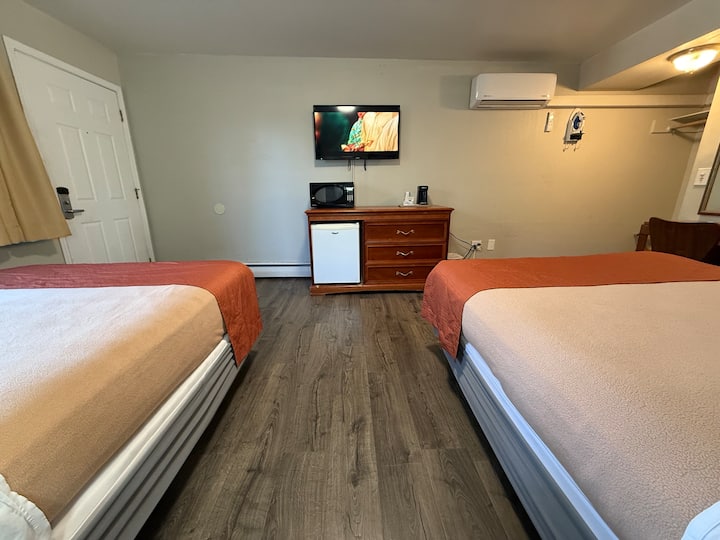 Deluxe Room In Vintage Alpine Inn - 2 Queen Beds - South Lake Tahoe, CA