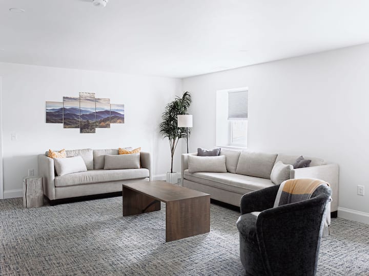 "Loft A On Court Street"-modern Stay Near I-77 - Hillsville, VA