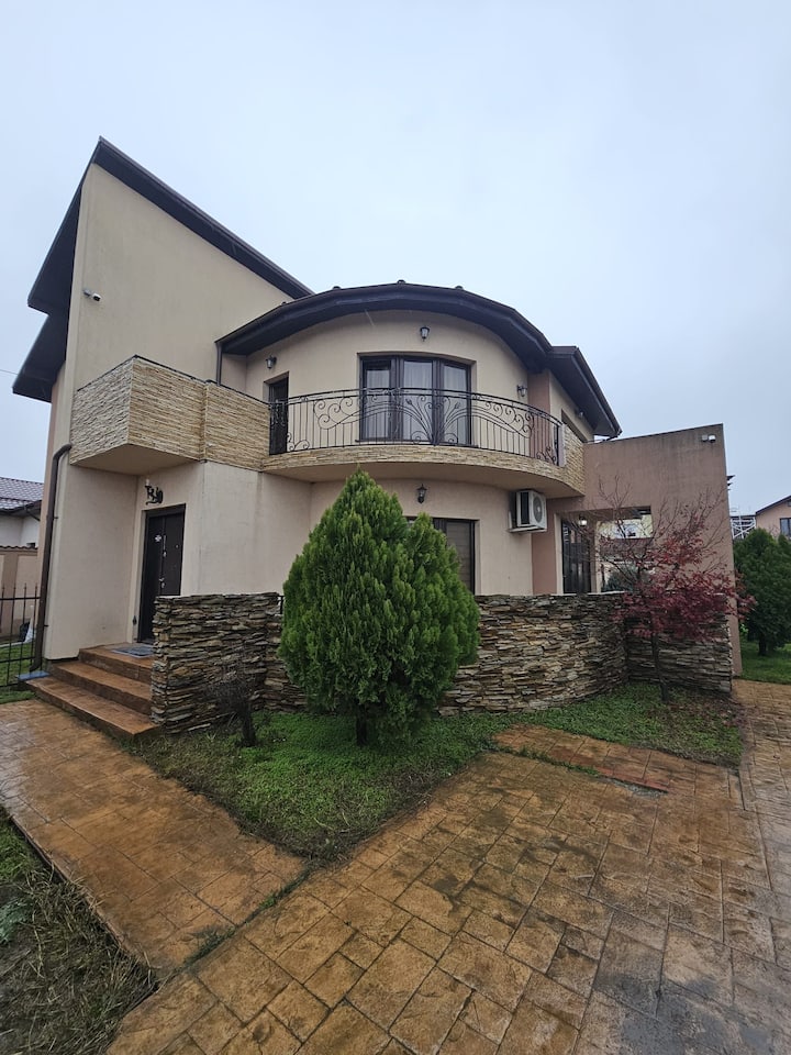 Vila Privată Cu 4 Camere 3 Bai - Roemenië