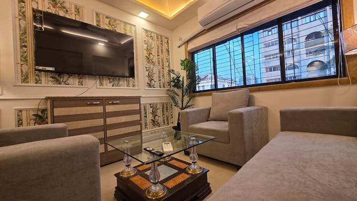 Floral 4bhk | Linking Rd | Prime Location - Mumbai