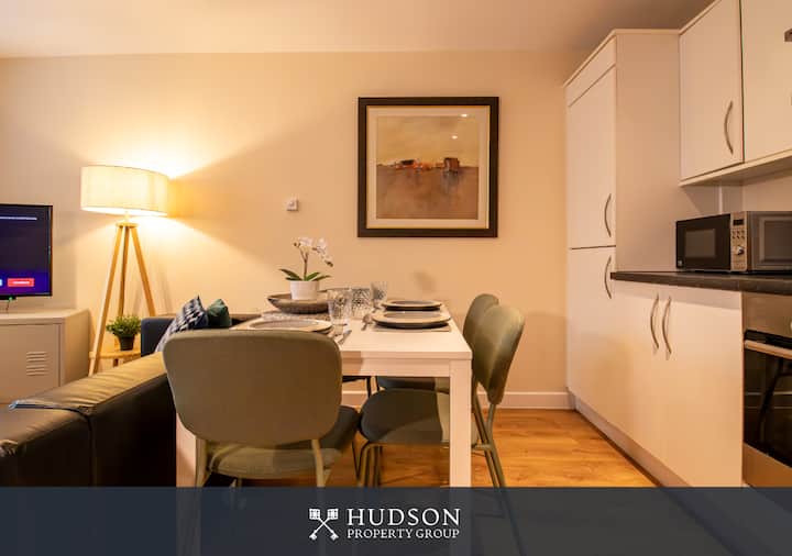 Central Three Bedroom Apartment With Parking - Much Wenlock