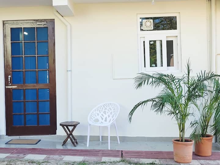 English Ivy: A Mountain Home - Bir