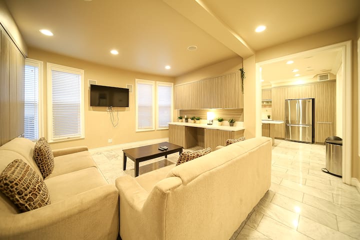 Clean Private Apt In Shared Home| Free Parking - Beverly Hills, CA