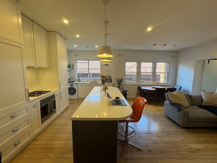 Sun-kissed Top Floor Unit In Bondi With Ocean View - Bondi Beach