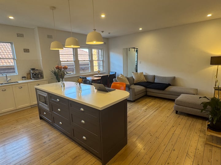 Sun-kissed Top Floor Unit In Bondi With Ocean View - Bondi Beach