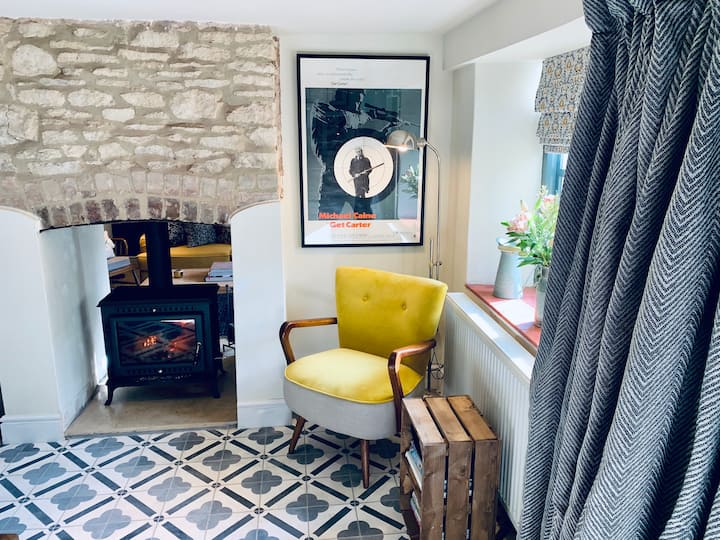 Cosy Cotswold Cottage With Double Sided Fireplace - 치핑노턴