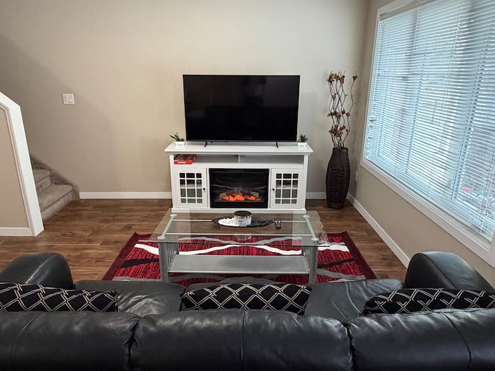 Modern 3br Condo Near Airport, Hospital & Stadium - Regina
