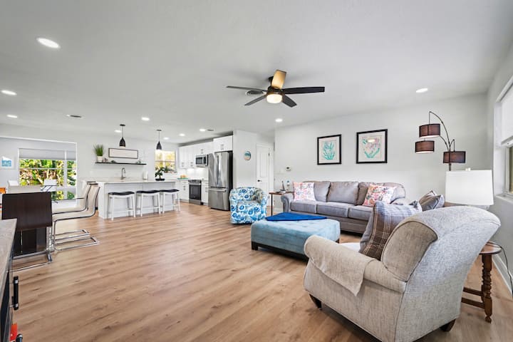 Coral Way Getaway • Sleeps 8 • Walk To Beach - Daytona Beach Shores, FL