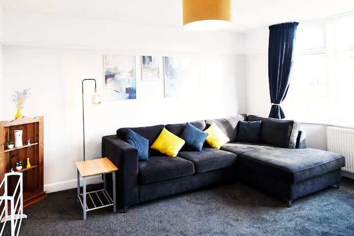 Renovated 3 Bed Near Airport + City, Free Parking - Sale