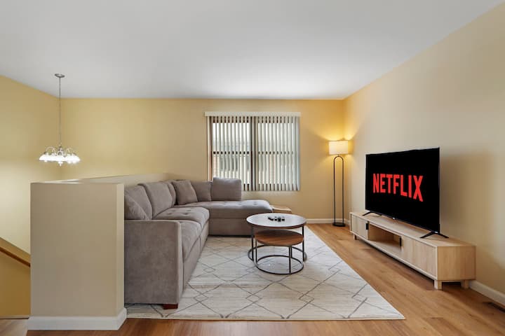 Spacious 6bd Home | 5 Queens 1 King | Libertyville - Libertyville, IL