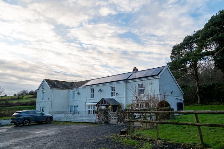 5-bedroom Farmhouse - Private Gym & Parking - Swansea