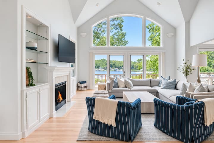 *New* Stunning Waterfront Luxury Home. Large Deck! - Oak Bluffs, MA