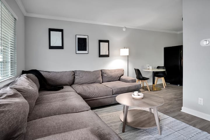 Black And White 1 Br By Ryan Korban - Durham, NC