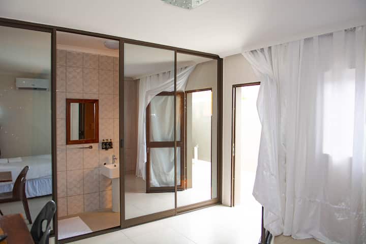 Nyiru Guest House - ナミビア