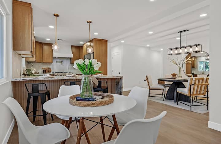 Spacious Contemporary Home W/ Private Heated Pool - 콩코드