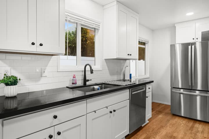 Montavilla Portland 2br House + Garage Parking! - Portland, OR