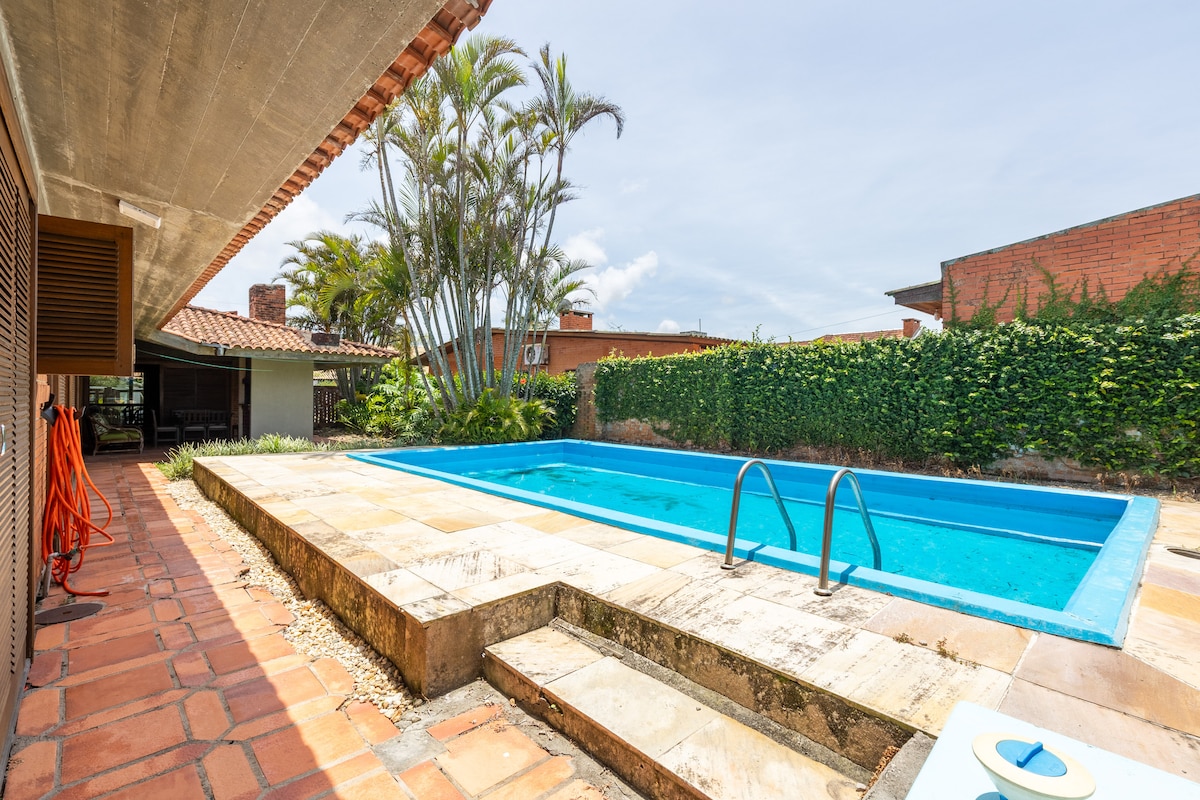 Maison en pierre avec piscine et espace vert privé - Maisons à louer à ...