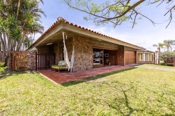 Casa De Pedra Com Piscina E ÁRea Verde Privativa - Capão da Canoa