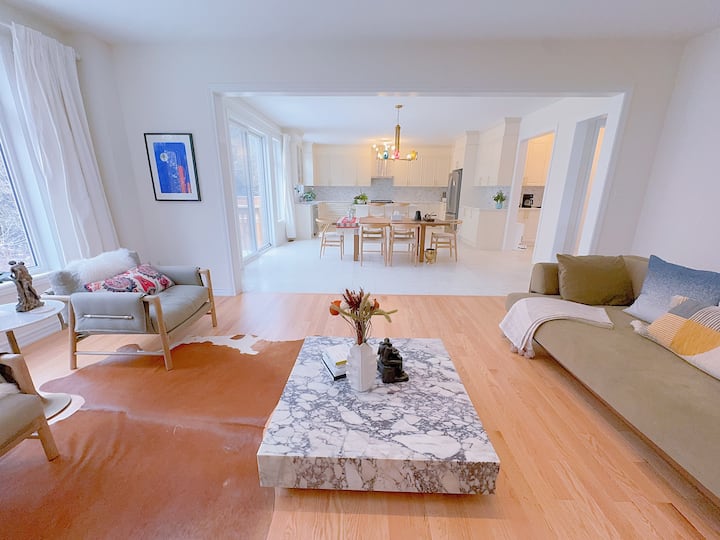 Cozy Bedroom With Queen Size Bed And Study Desk #A - Newmarket
