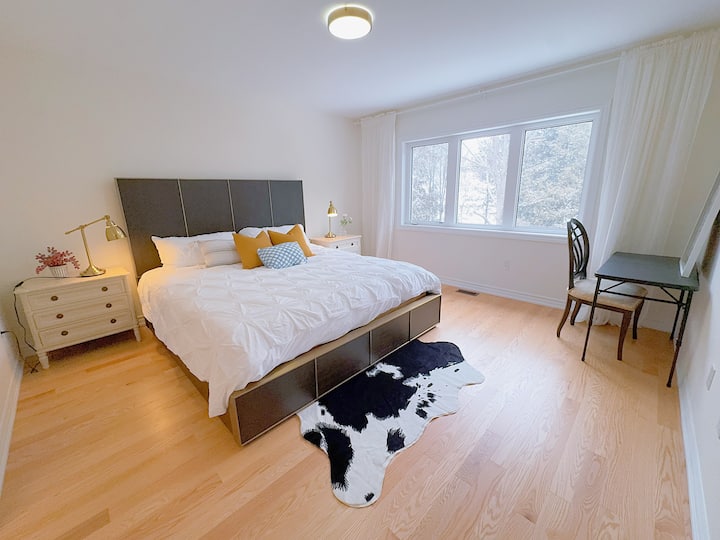 Cozy King Bed With Huge Bright Window Room #B - Bradford, ON, Canada