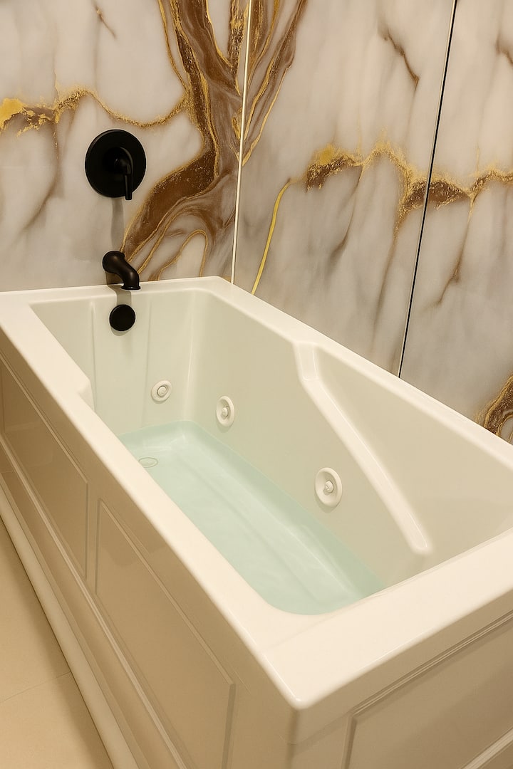 Jacuzzi Spa Suite • Romantic Waterfront Retreat - Weeki Wachee, FL