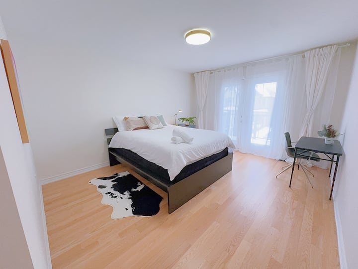 Cozy Bedroom With Queen Bed And Bright View #D - Bradford, ON, Canada