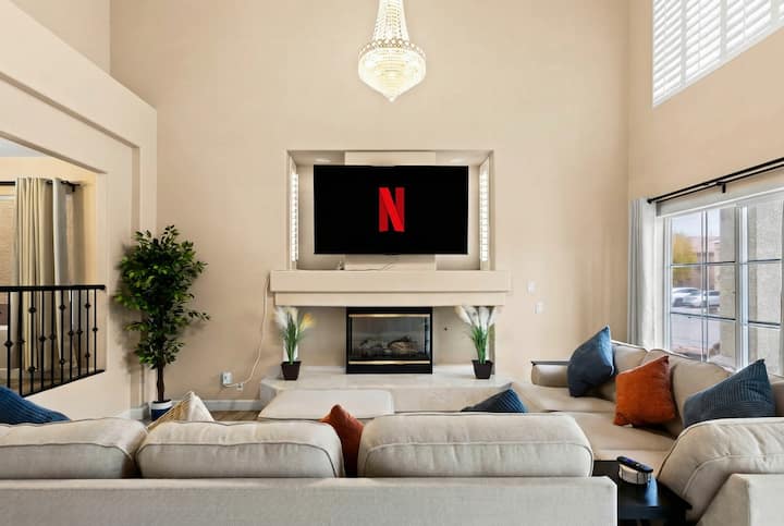 Spacious Home • Arcades • Pool Table • Bbq Grill - Las Vegas Strip, NV